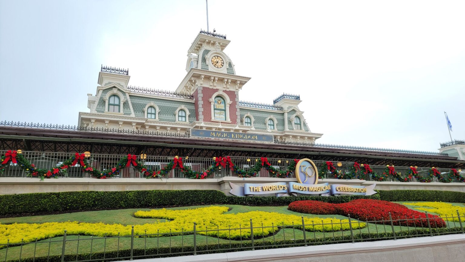 Holiday Decorations have arrived at Magic Kingdom for 2022