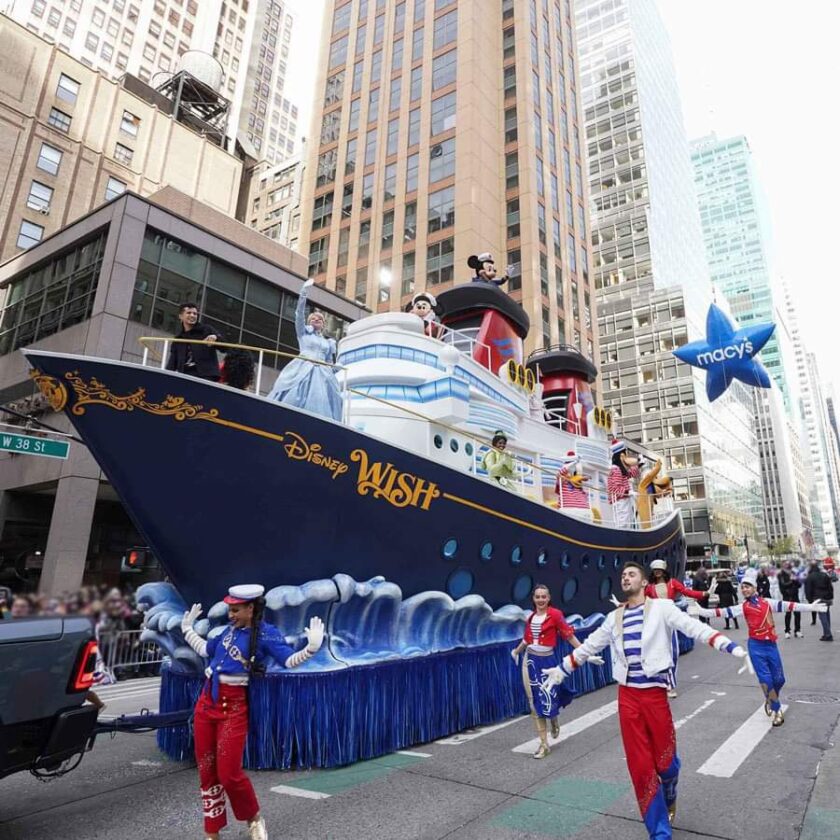 10 Disney Balloons And Floats At Macys Thanksgiving Day Parade Through ...